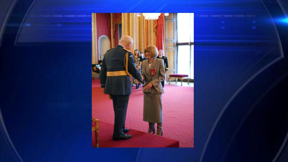 Anna Wintour takes off her iconic sunglasses for meeting with King ...