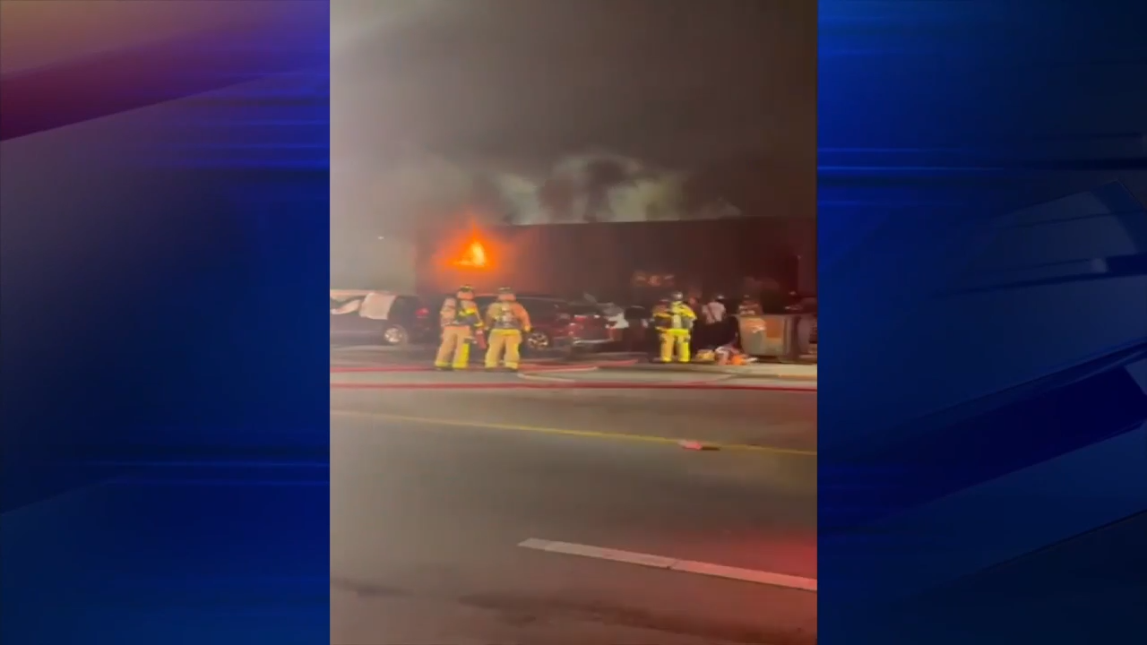 Building erupts in flames, spreading to multiple vehicles in NW Miami ...