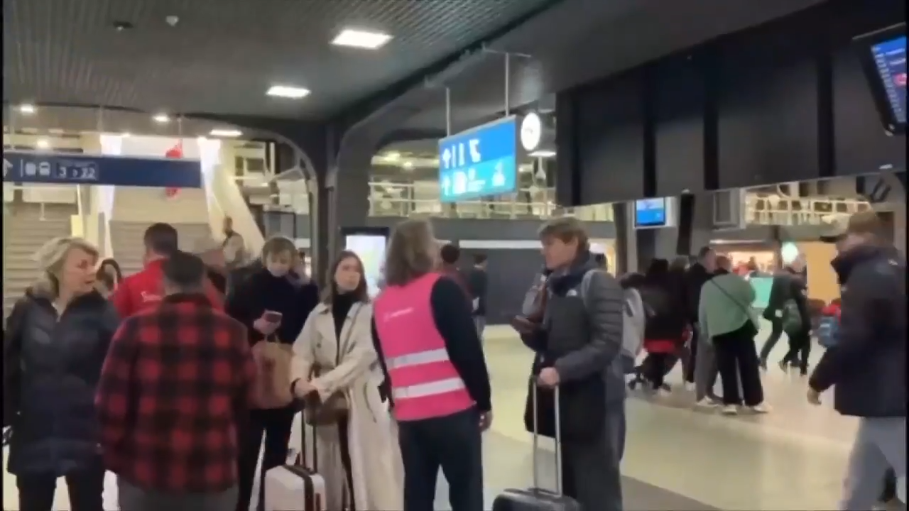 WWII bomb disposal operation in Paris causes hours of travel chaos ...