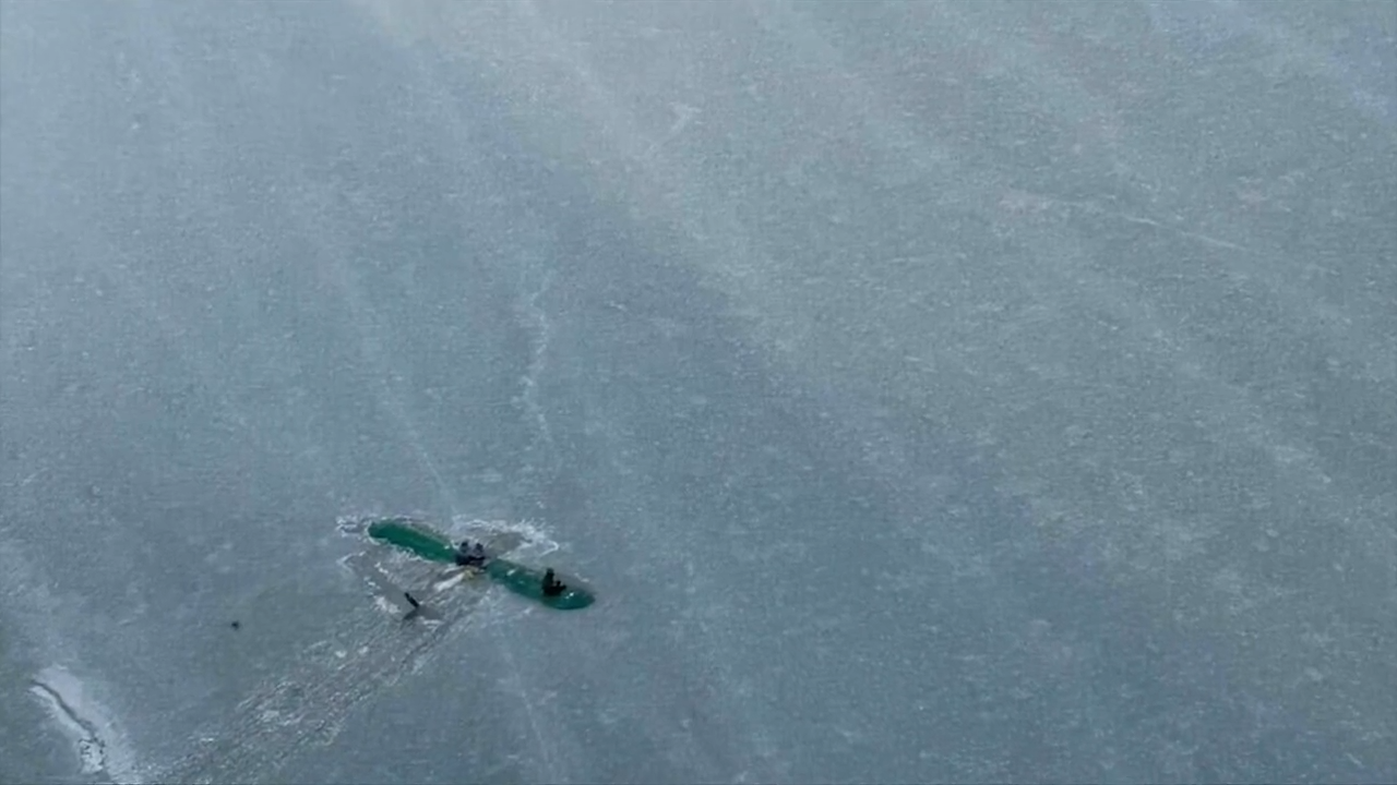 Pilot and 2 young daughters survive the night on airplane wing after ...