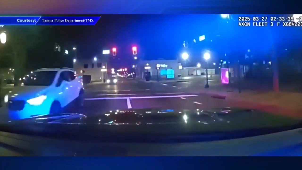 Dashcam Video Shows Suspected Dui Driver Going Against Traffic 9505