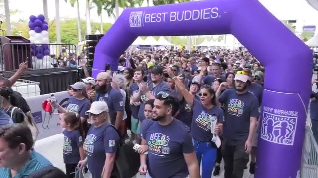 Thousands put their best foot forward at Ed Ansin Best Buddies ...