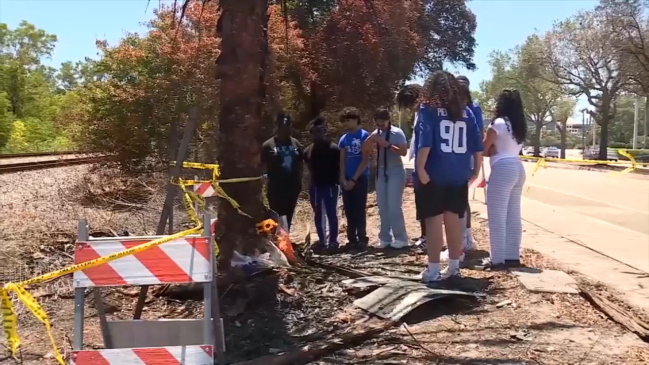 Florida students holds memorial to honor life of 17-year-old classmate ...