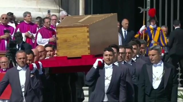 Mighty and meek say farewell to Pope Francis during Vatican funeral and ...