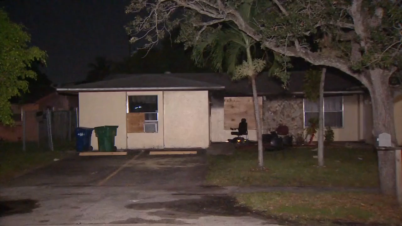 2 Families displaced after duplex erupts in flames in Lauderhill - WSVN ...