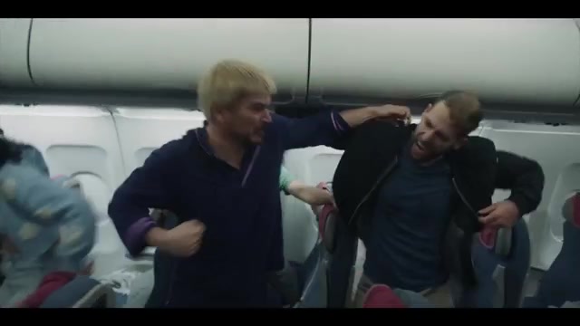 Josh Hartnett buckles up for turbulence at 37,000 feet — with punches ...