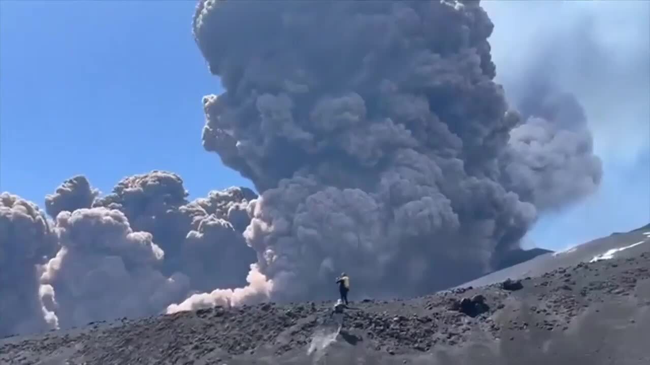 Sicily’s Mount Etna erupts in a fiery show of smoke and ash miles high ...