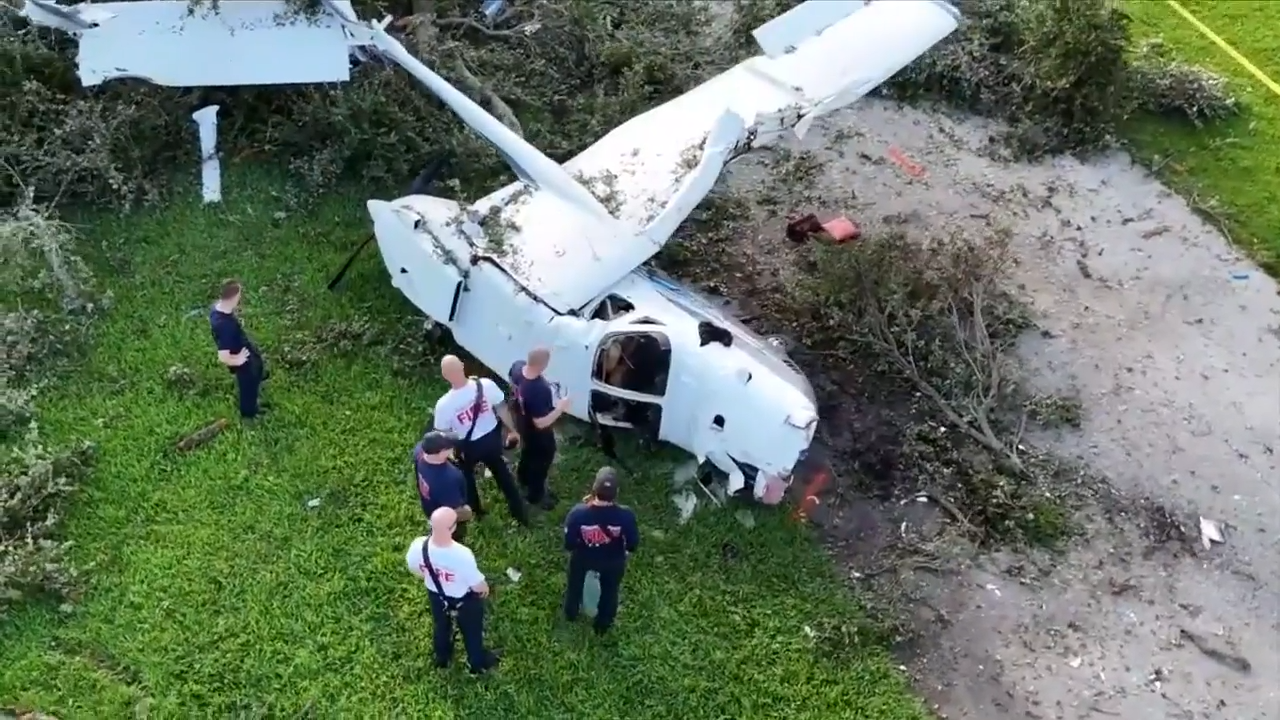Small plane crashes in Pembroke Pines neighborhood, prompts road ...