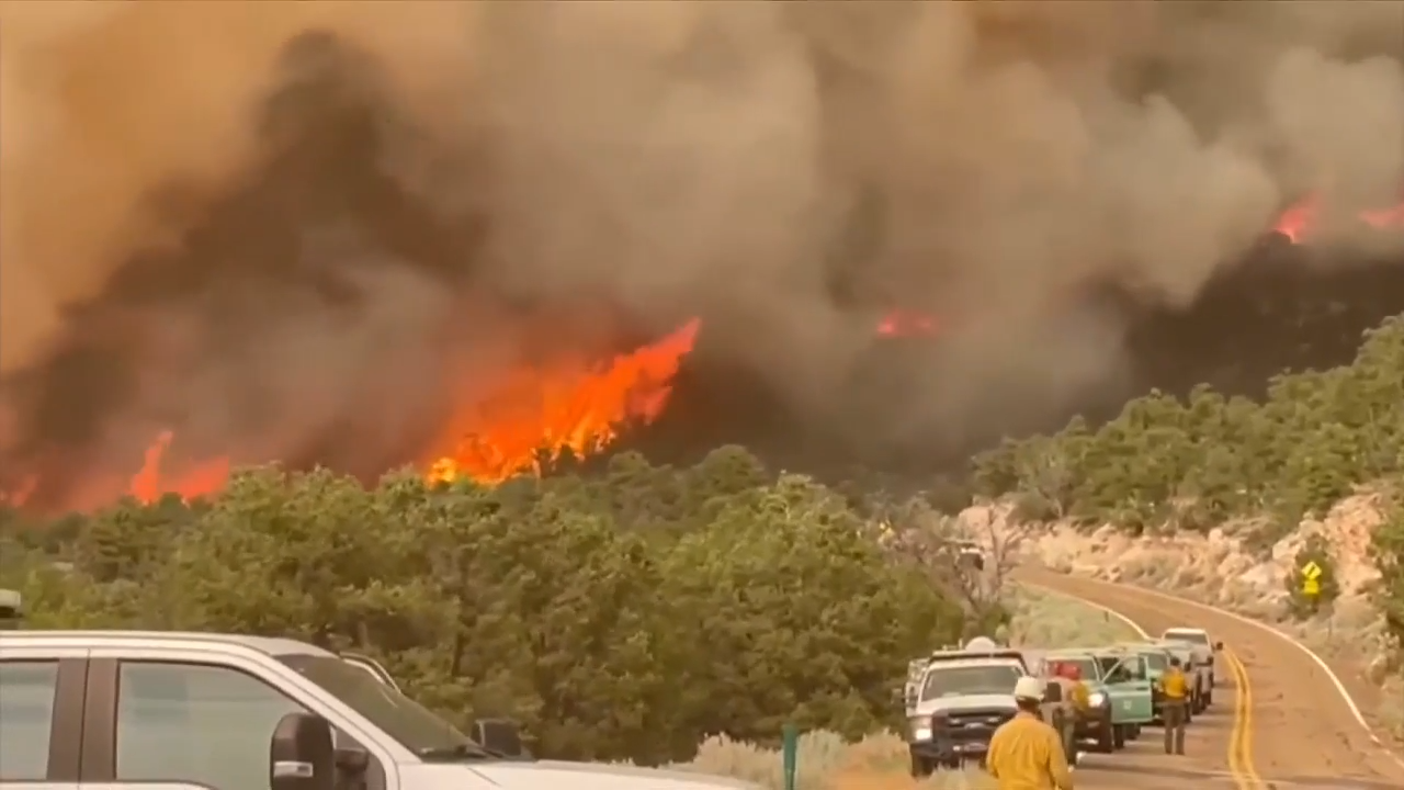 A wildfire that destroyed historic Grand Canyon Lodge spread after ...