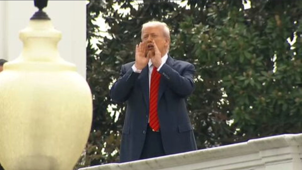 Trump takes an unexpected walk on the White House roof to survey new ...