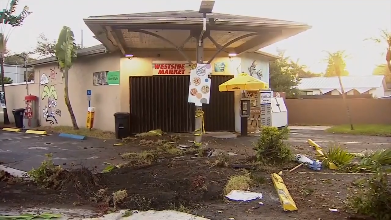 2 Fort Lauderdale Police officers hospitalized after crashing into each ...
