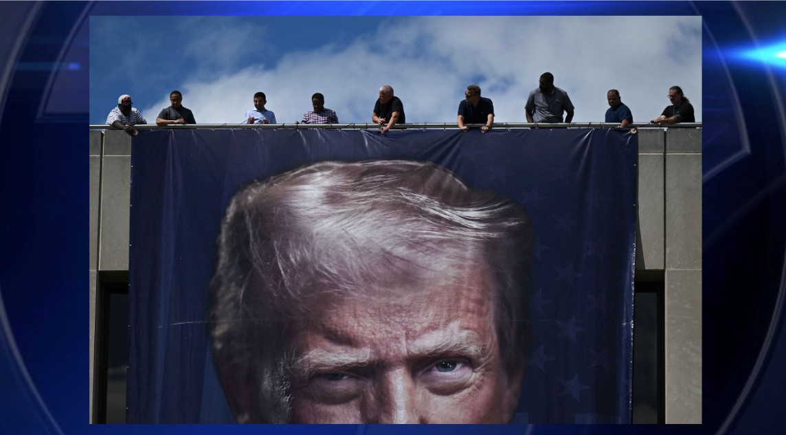 Massive banners with Trump’s face are adorning some federal buildings ...