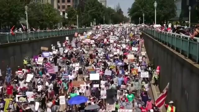Thousands protest for a ‘Free DC’ on the fourth week of federal control ...