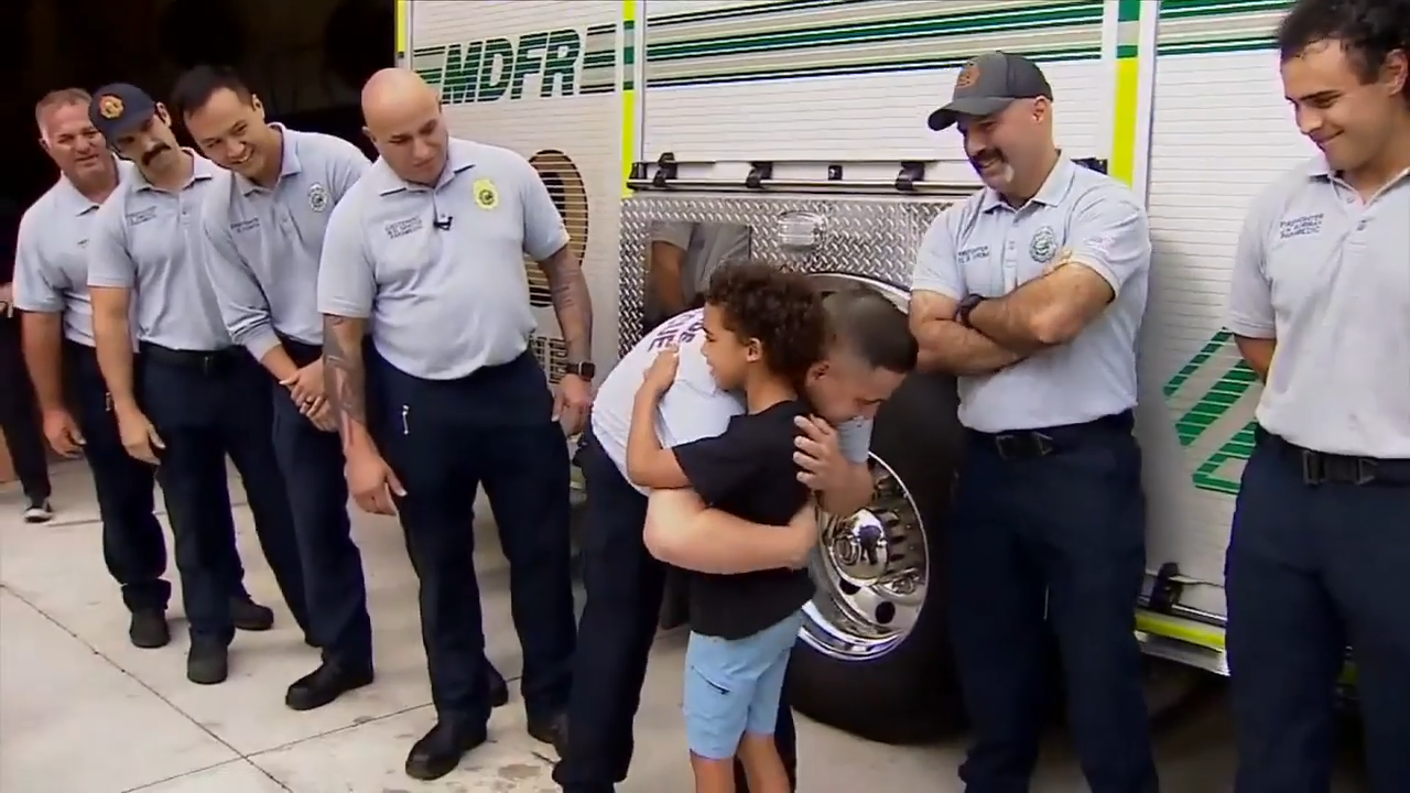 Young boy reunites with paramedics, neighbor who saved his life after ...