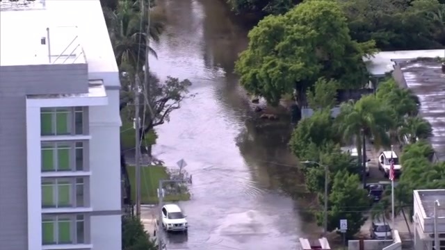King tides flood streets in Fort Lauderdale’s Victoria Park, Hollywood ...