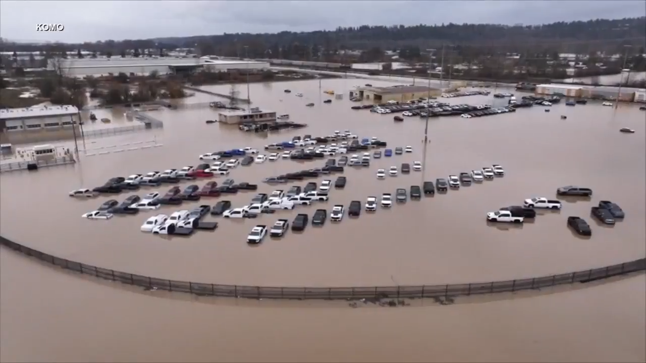 Second levee fails in Washington, forcing more evacuations, as ...