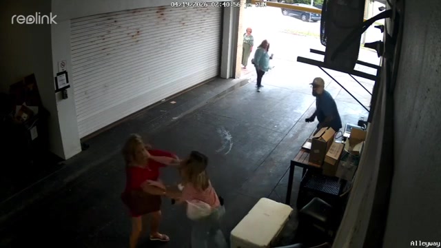 Punta Gorda restaurant stands by employee seen clobbered by customer ...